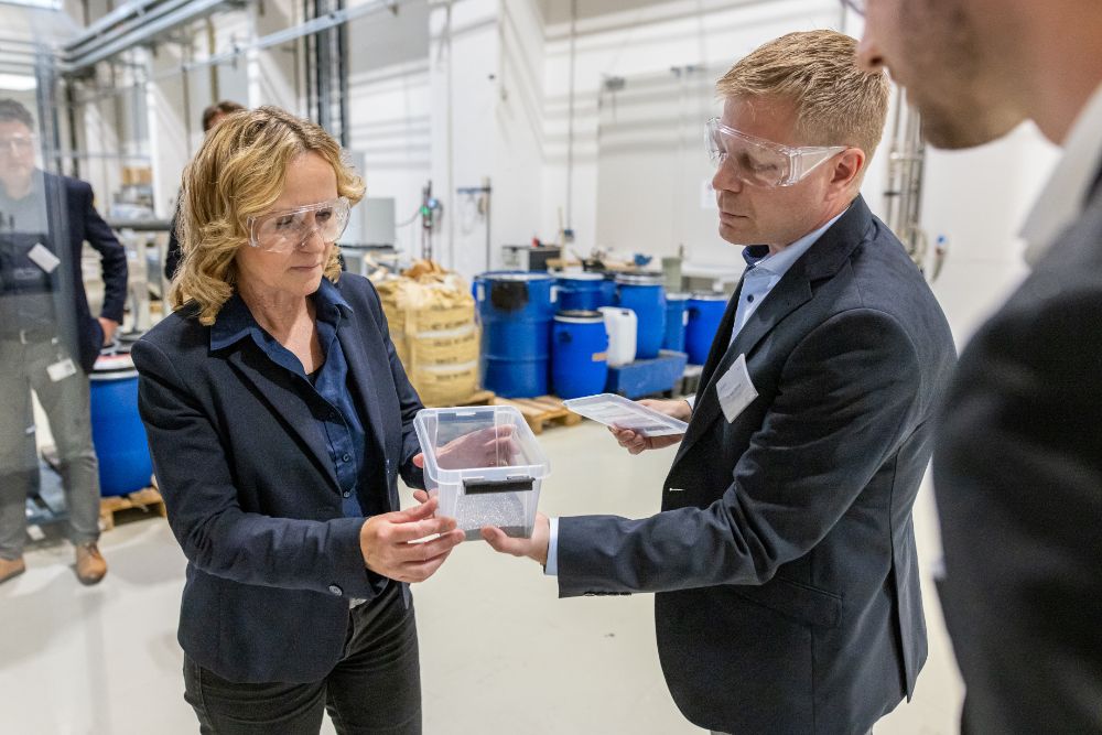 Federal Environment Minister Steffi Lemke learns about future technologies at Heraeus in ...